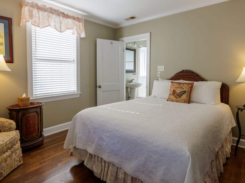 Romantic Rooms and Cottages at Chanticleer Inn, Chattanooga