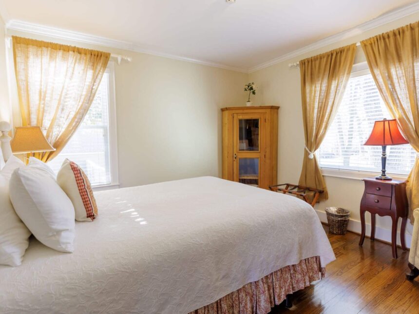 Romantic Rooms and Cottages at Chanticleer Inn, Chattanooga