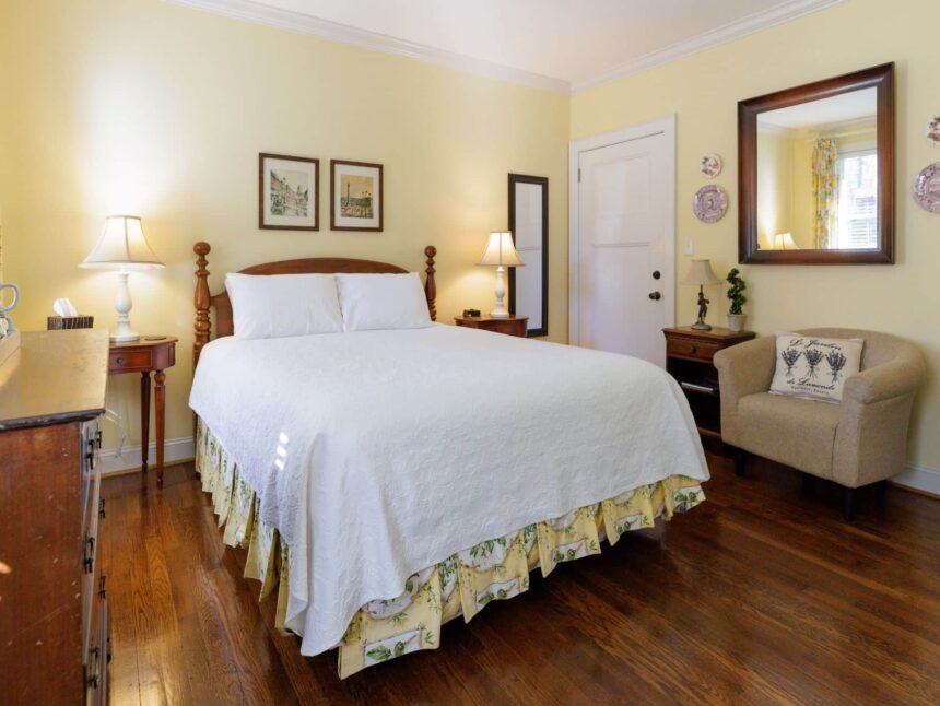 Romantic Rooms and Cottages at Chanticleer Inn, Chattanooga