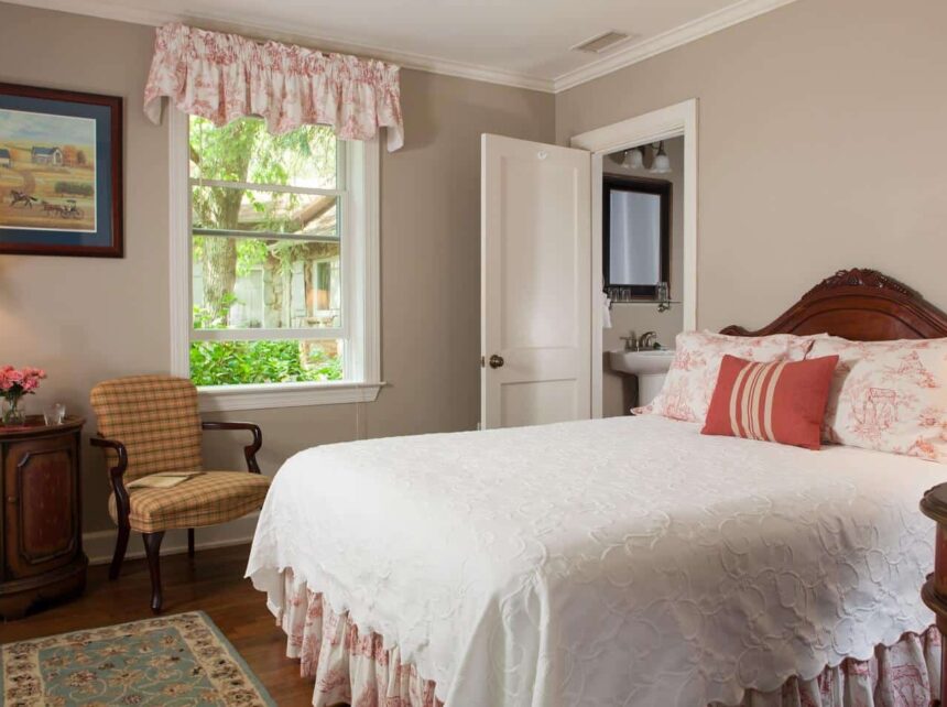 Romantic Rooms and Cottages at Chanticleer Inn, Chattanooga